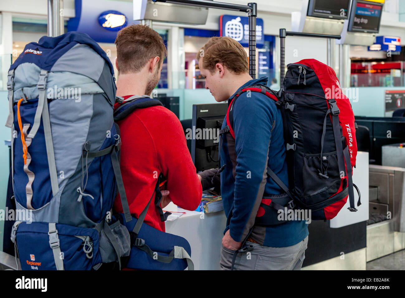 Backpackers backpacker travellers hi-res stock photography and images ...