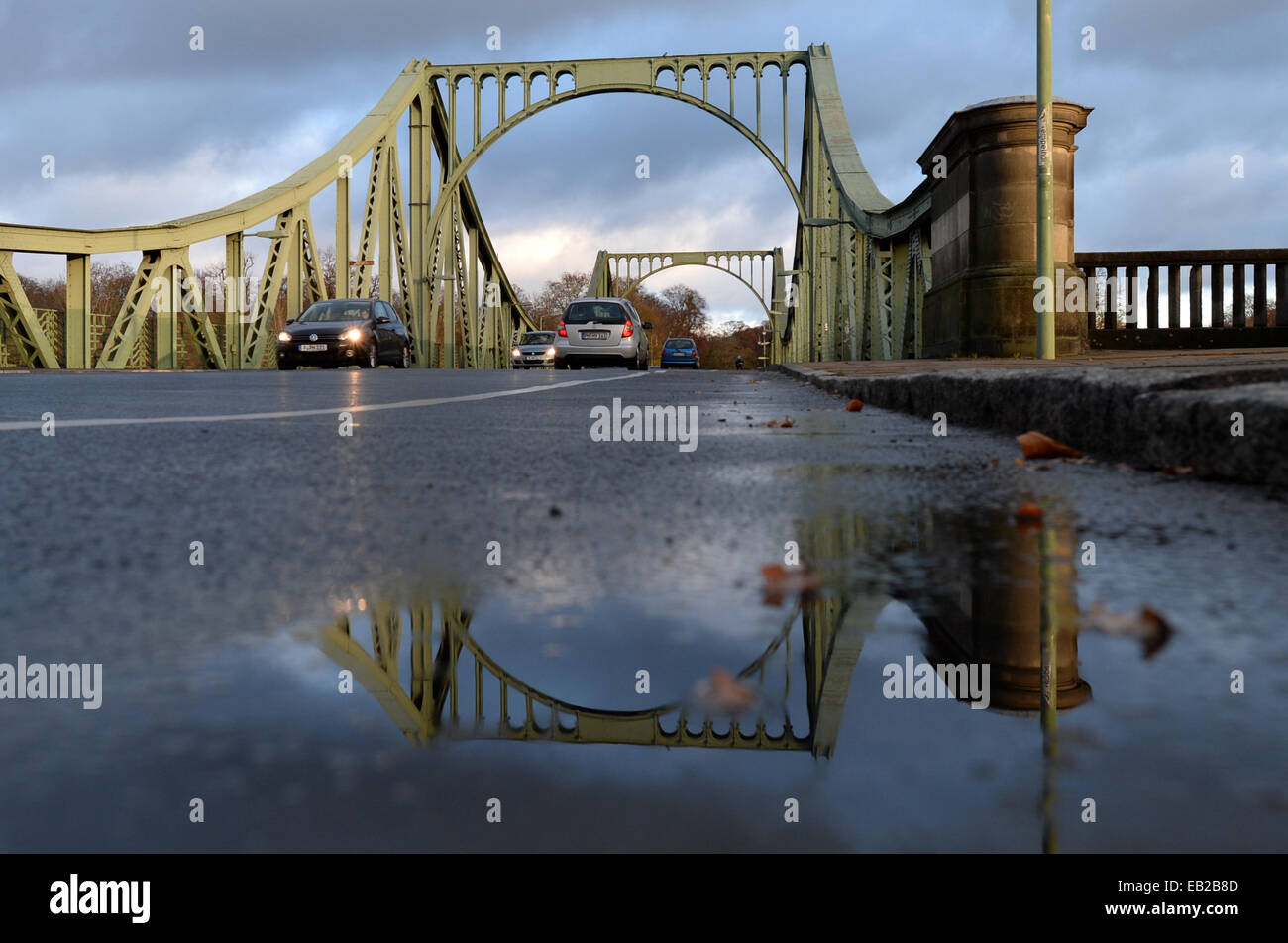 Time zone bridge hi-res stock photography and images - Alamy