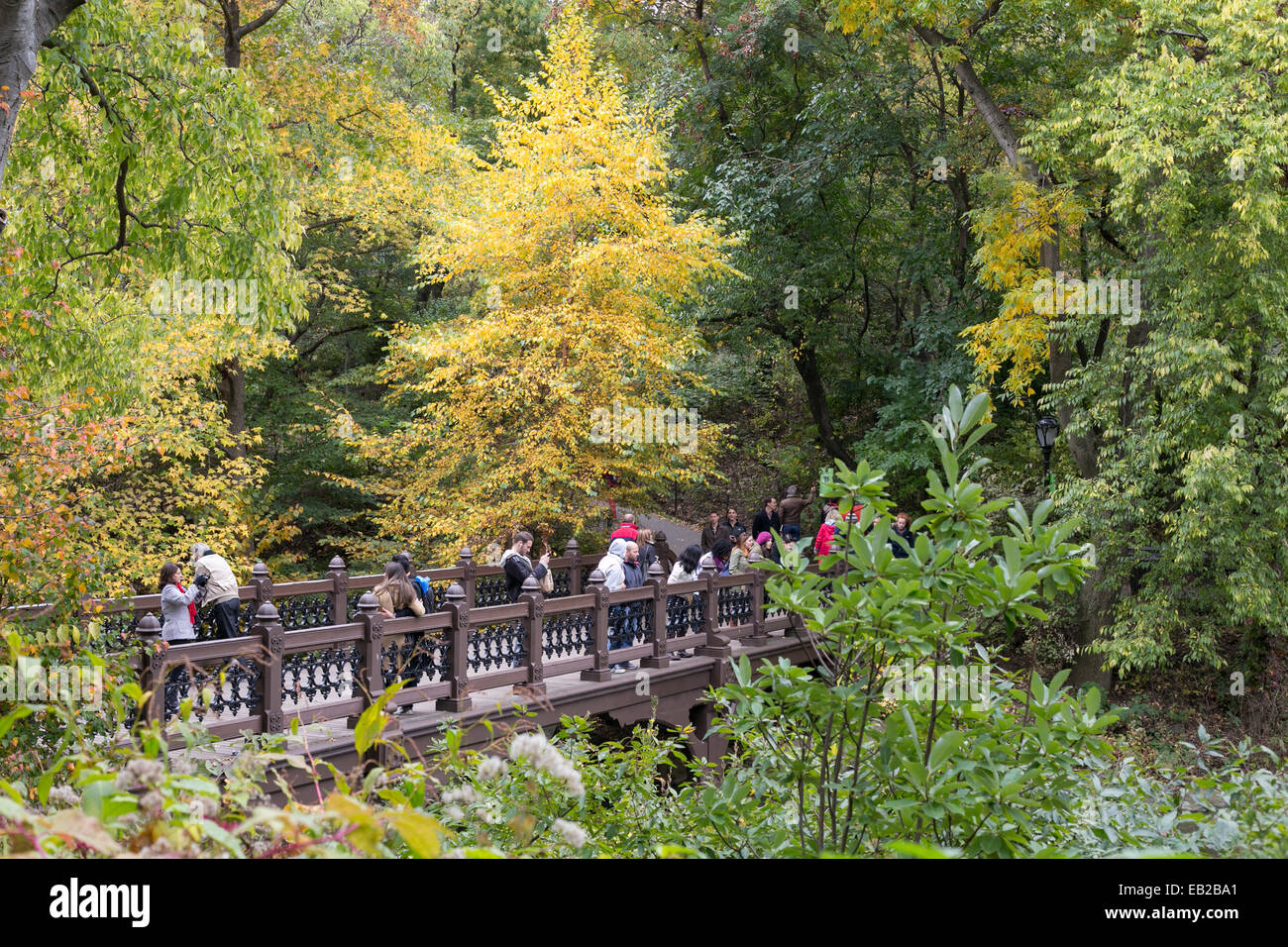 People on the Oak Bridge at Bank Rock Bay in Central Park, New York ...