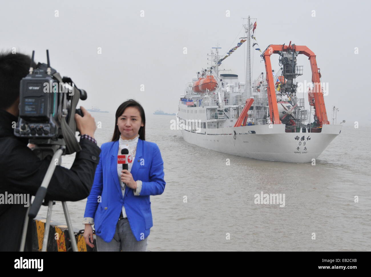 Jiangyin, China's Jiangsu Province. 25th Nov, 2014. A journalist ...
