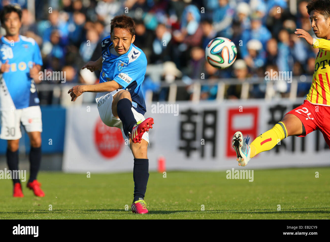 NHK Spring Mitsuzawa Football Stadium, Kanagawa, Japan. 23rd Nov, 2014. Tomoya Uchida (Yokohama ...