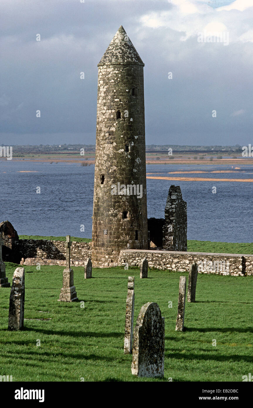 12TH CENTURY ROUND TOWER AT CLONMACNOISE MONASTERY ON THE BANKS OF THE ...