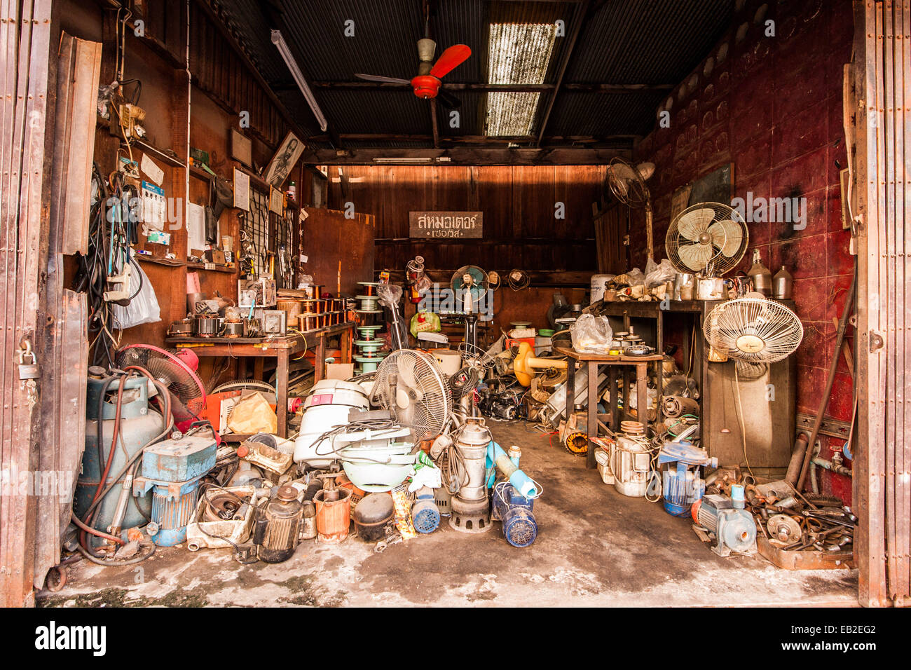 Guy repair hi-res stock photography and images - Alamy