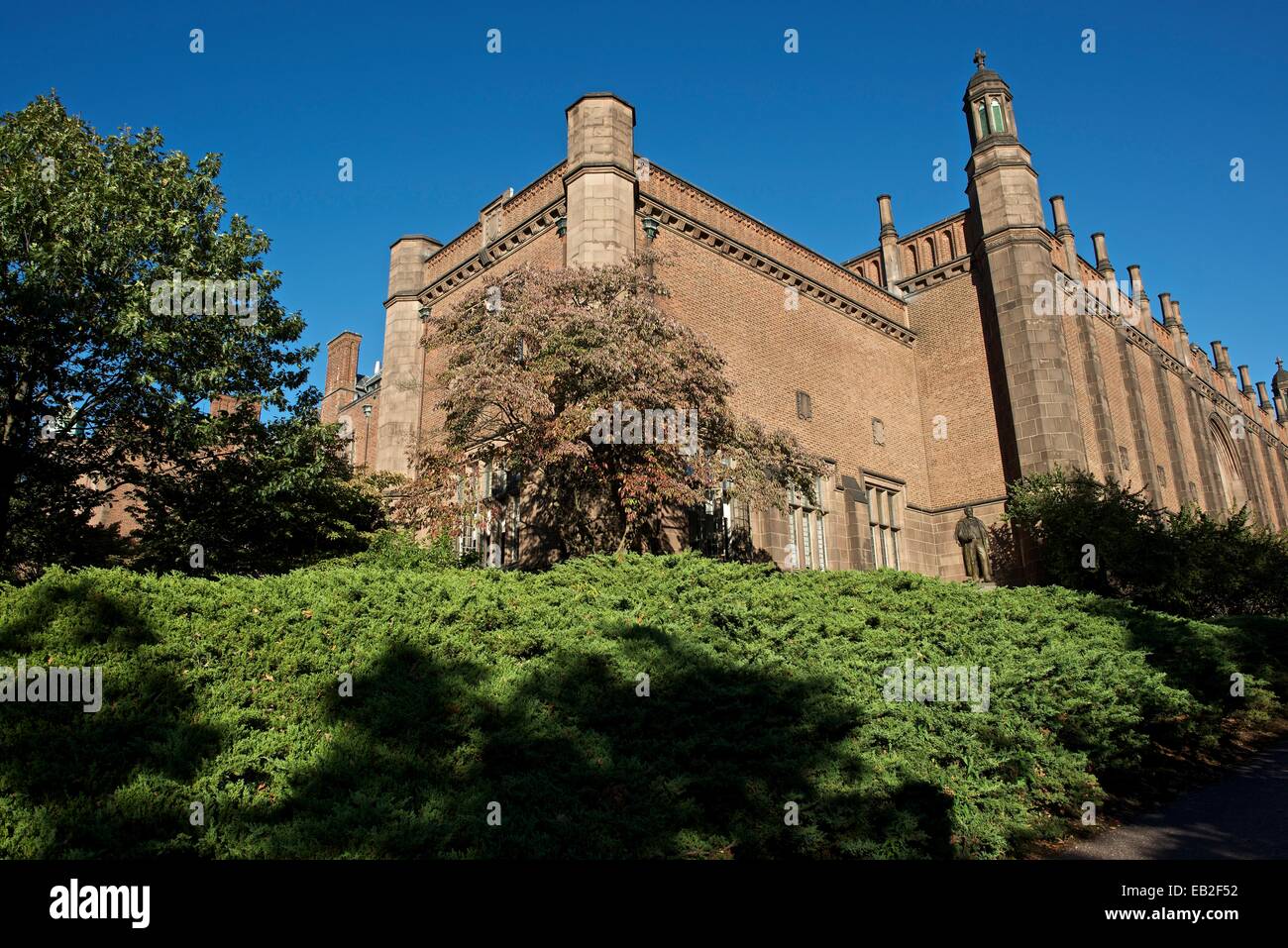 Yale buildings hi-res stock photography and images - Alamy