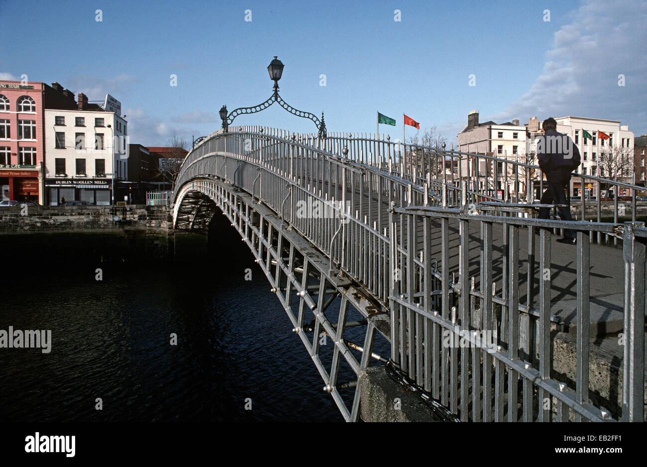 THE HA'PENNY BRIDGE, A PEDESTRIAN BRIDGE BUILT IN 1816 OVER THE LIFFEY ...