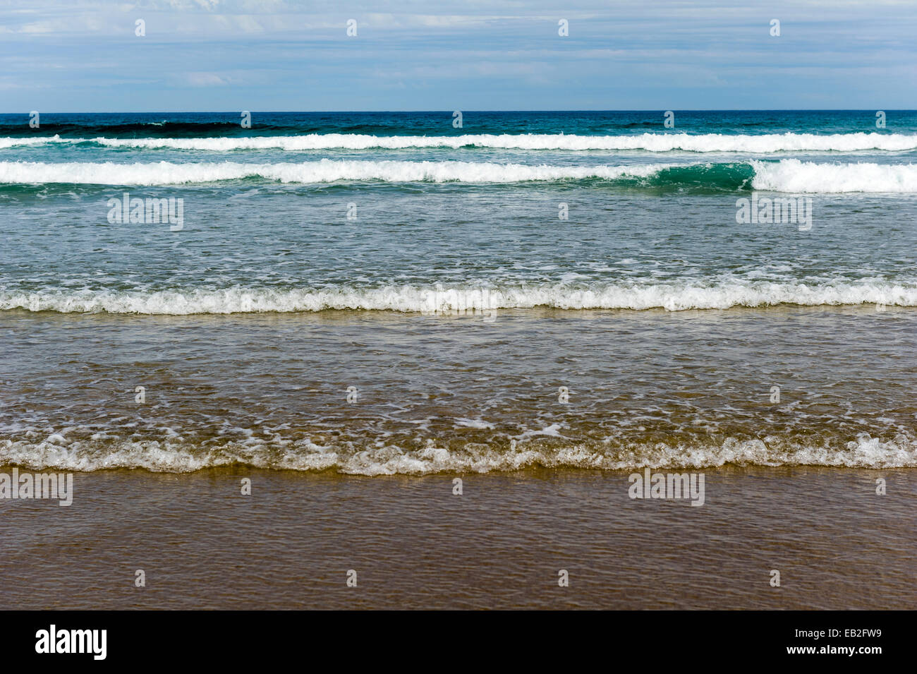 Peeling waves hi-res stock photography and images - Alamy