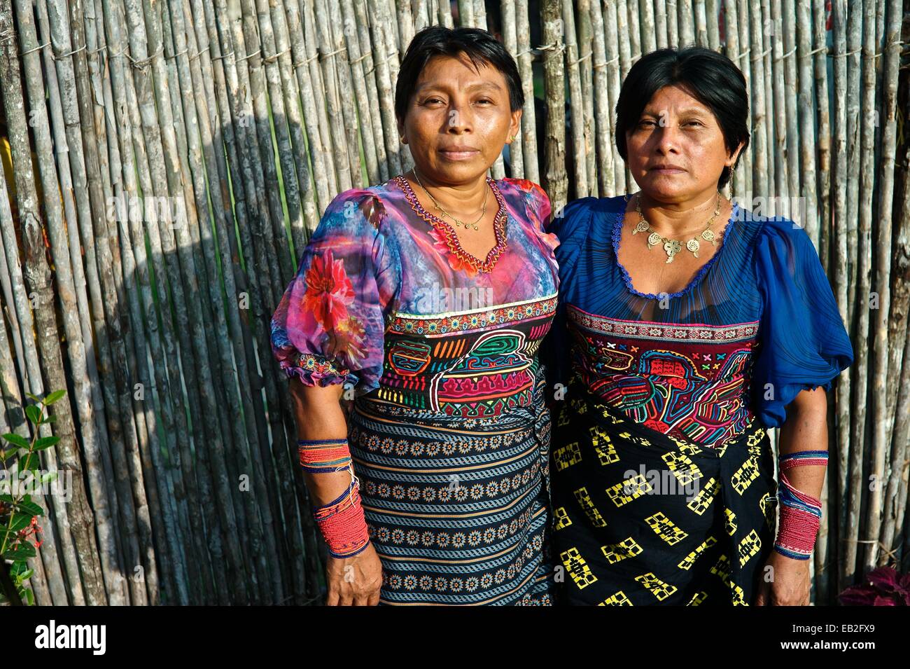 Two native american sisters hi-res stock photography and images - Alamy