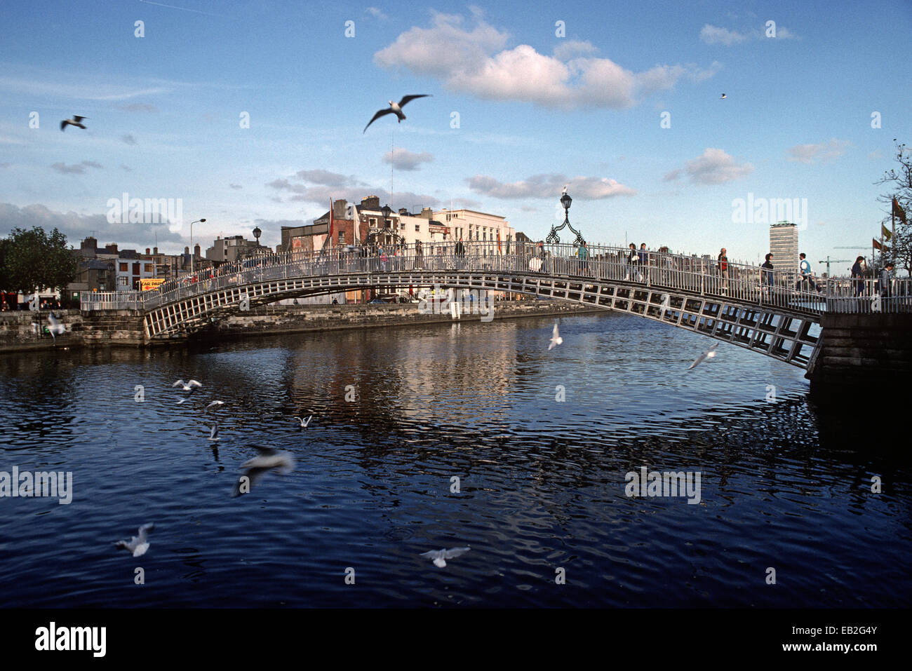 THE HA'PENNY BRIDGE, A PEDESTRIAN BRIDGE BUILT IN 1816 OVER THE LIFFEY ...