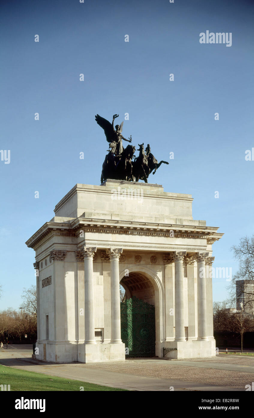 Wellington Arch built in 1830, large bronze sculpture added 1912, Hyde ...