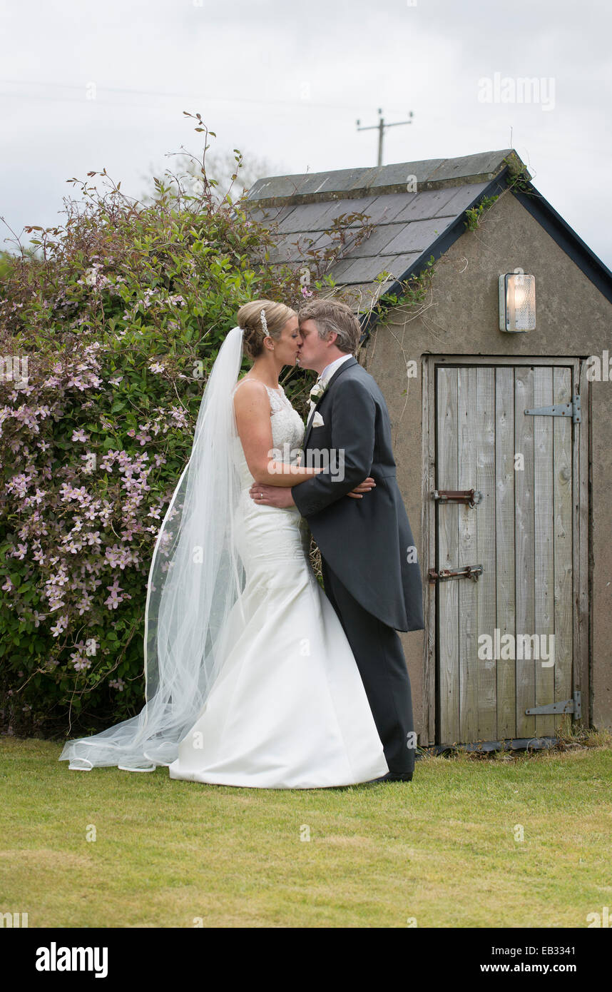Kiss the bride hi-res stock photography and images - Alamy