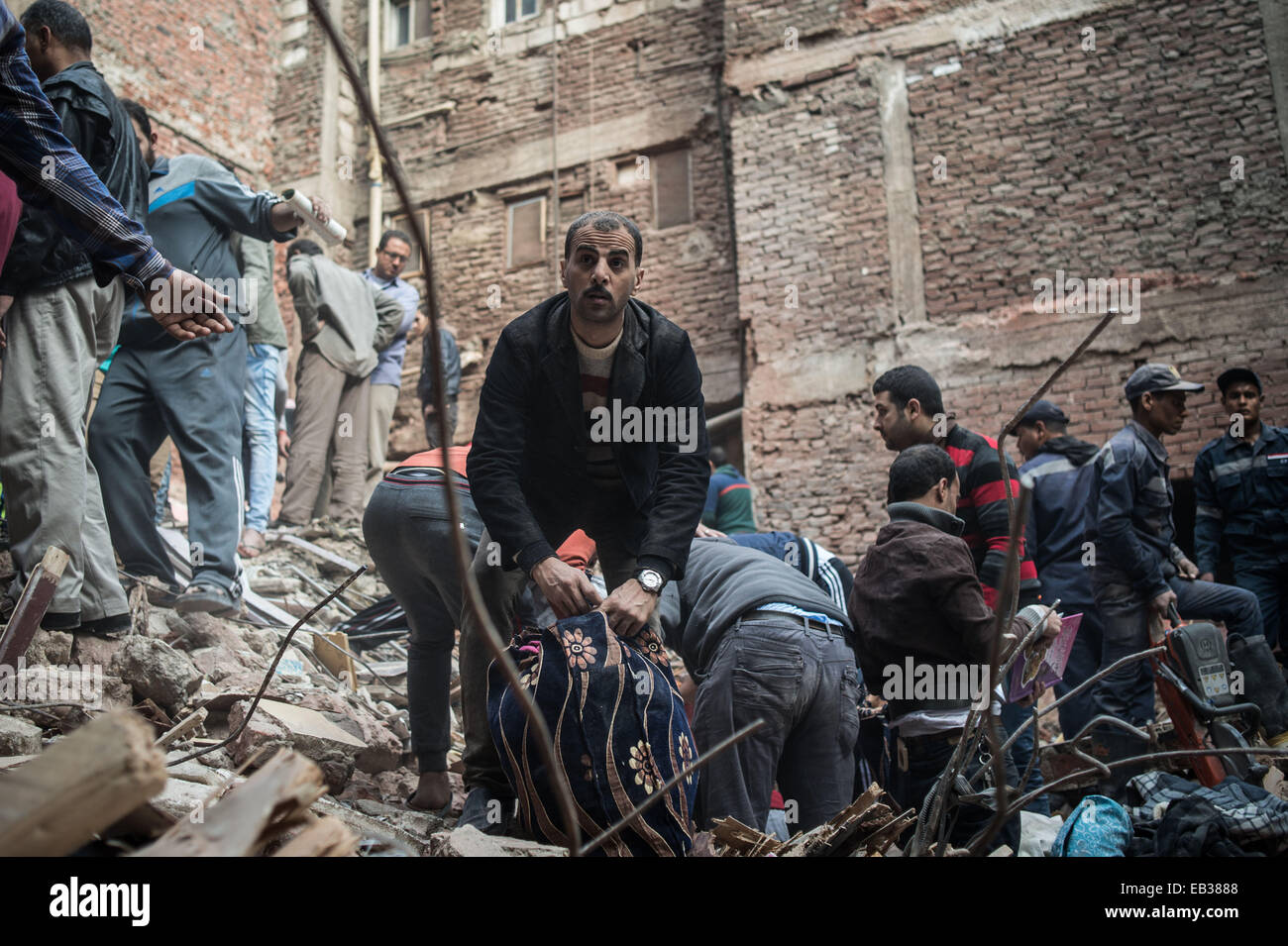 Cairo, Egypt. 25th Nov, 2014. Local residents look for their belongings ...