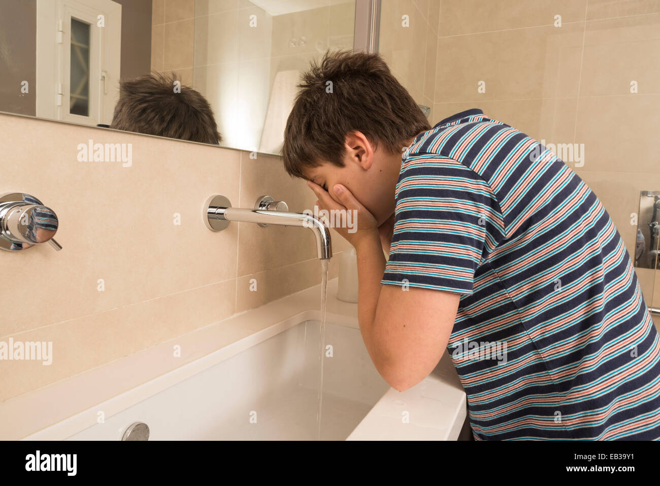 Child washing face hi-res stock photography and images - Alamy