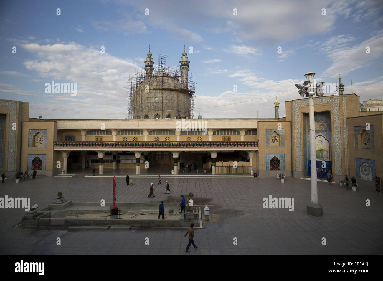 Qom, Iran. 24th Nov, 2014. November 24, 2014 - Qom, Iran - People walk ...