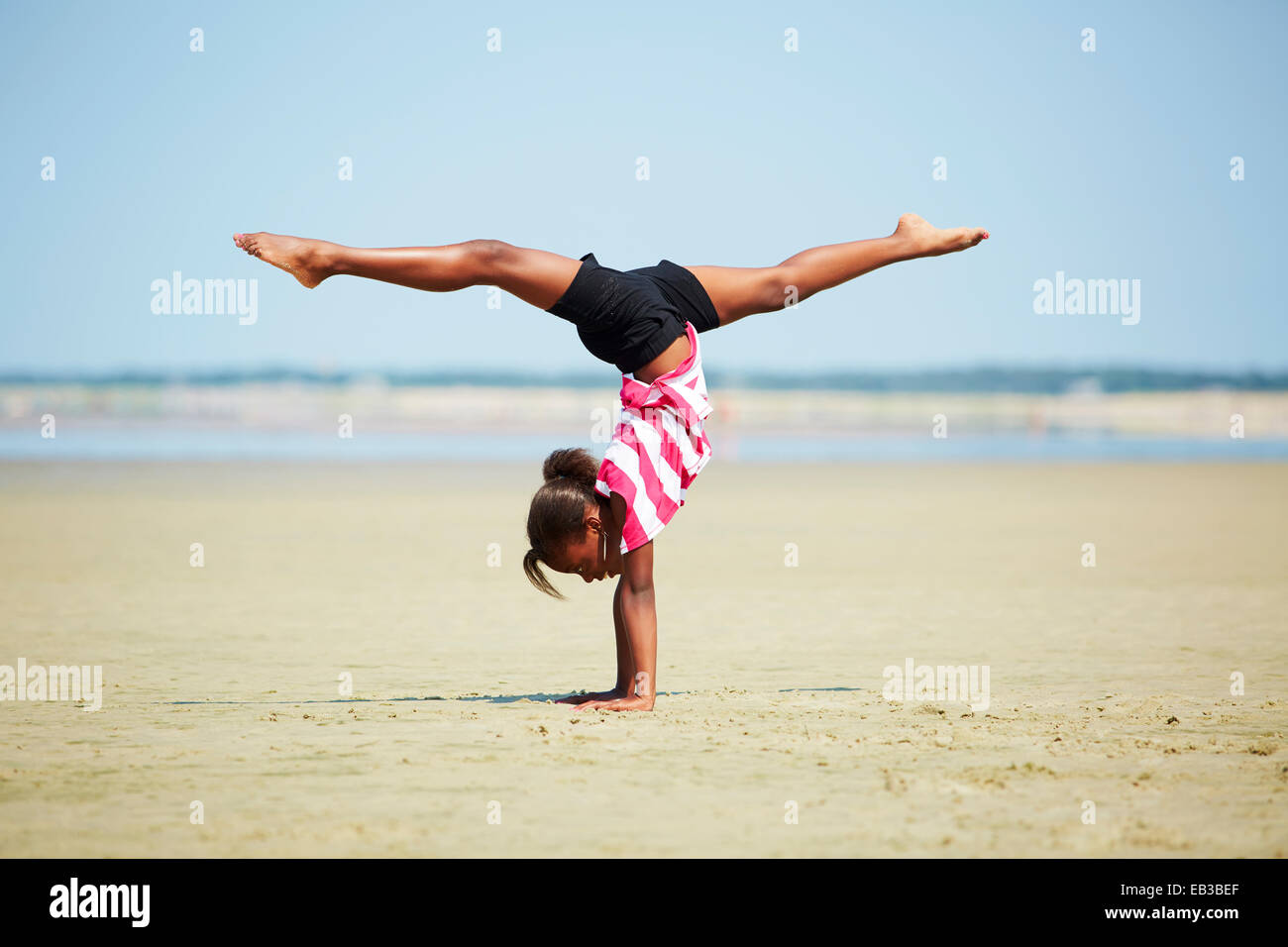 Girl doing splits hi-res stock photography and images - Alamy