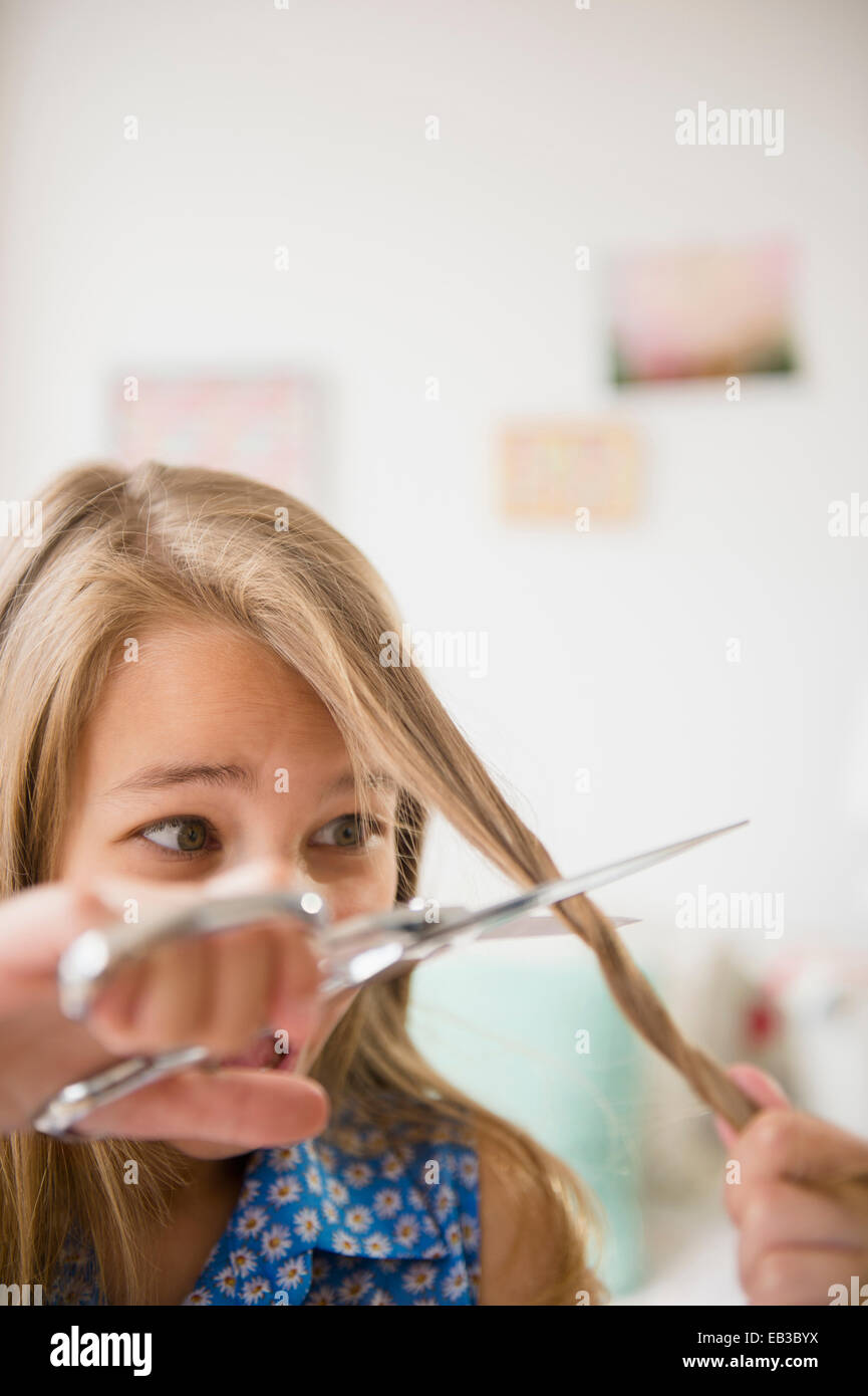 People cutting hair hi-res stock photography and images - Alamy
