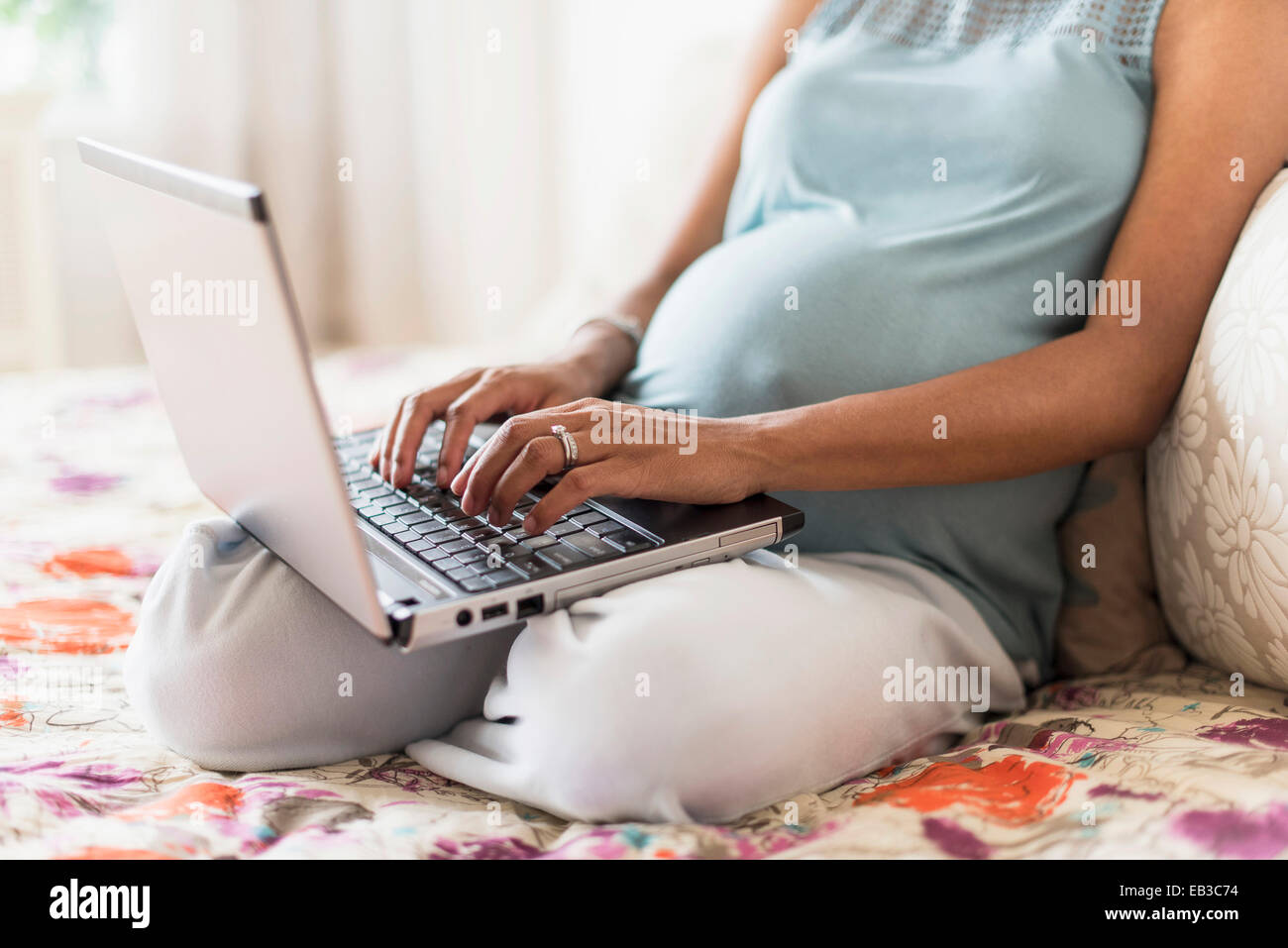 African american mother laptop hi-res stock photography and images - Alamy