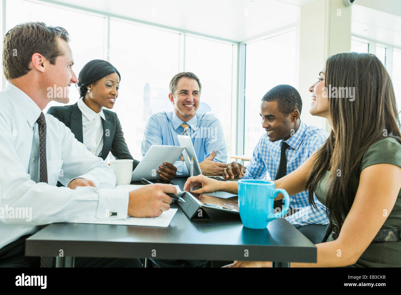 Group of people chatting hi-res stock photography and images - Alamy
