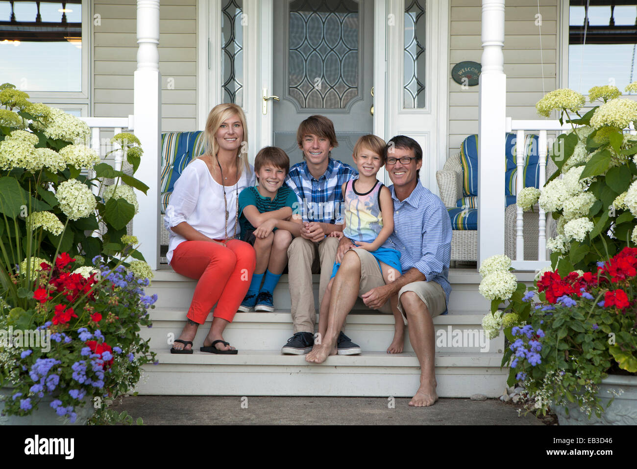 Family on front porch hi-res stock photography and images - Alamy