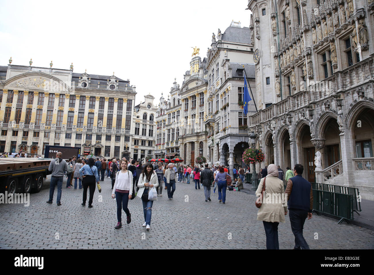 Brussels Grand Place people tourists Stock Photo - Alamy