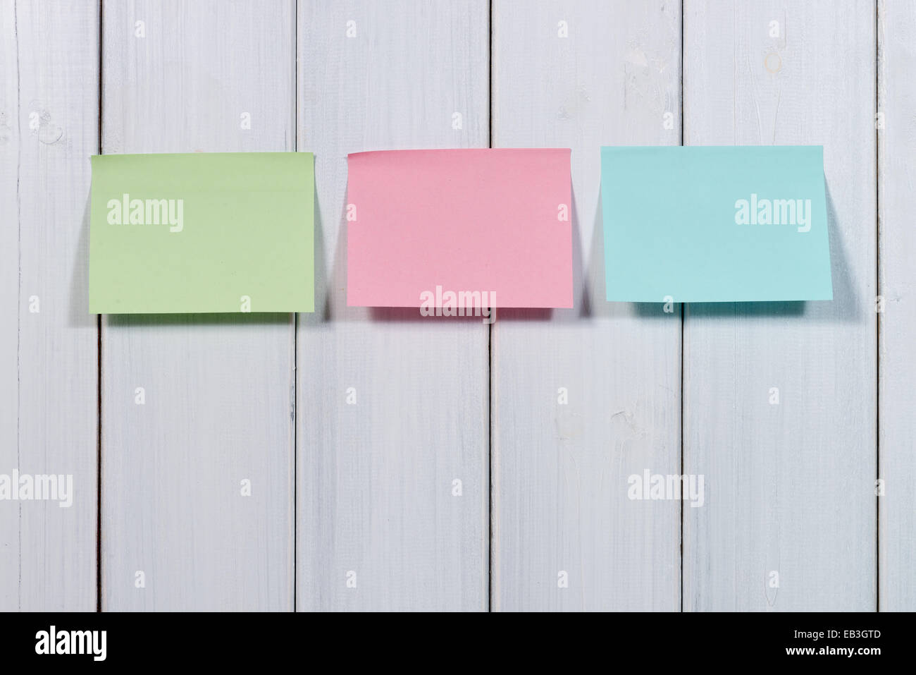 Note paper stick on wood background Stock Photo - Alamy