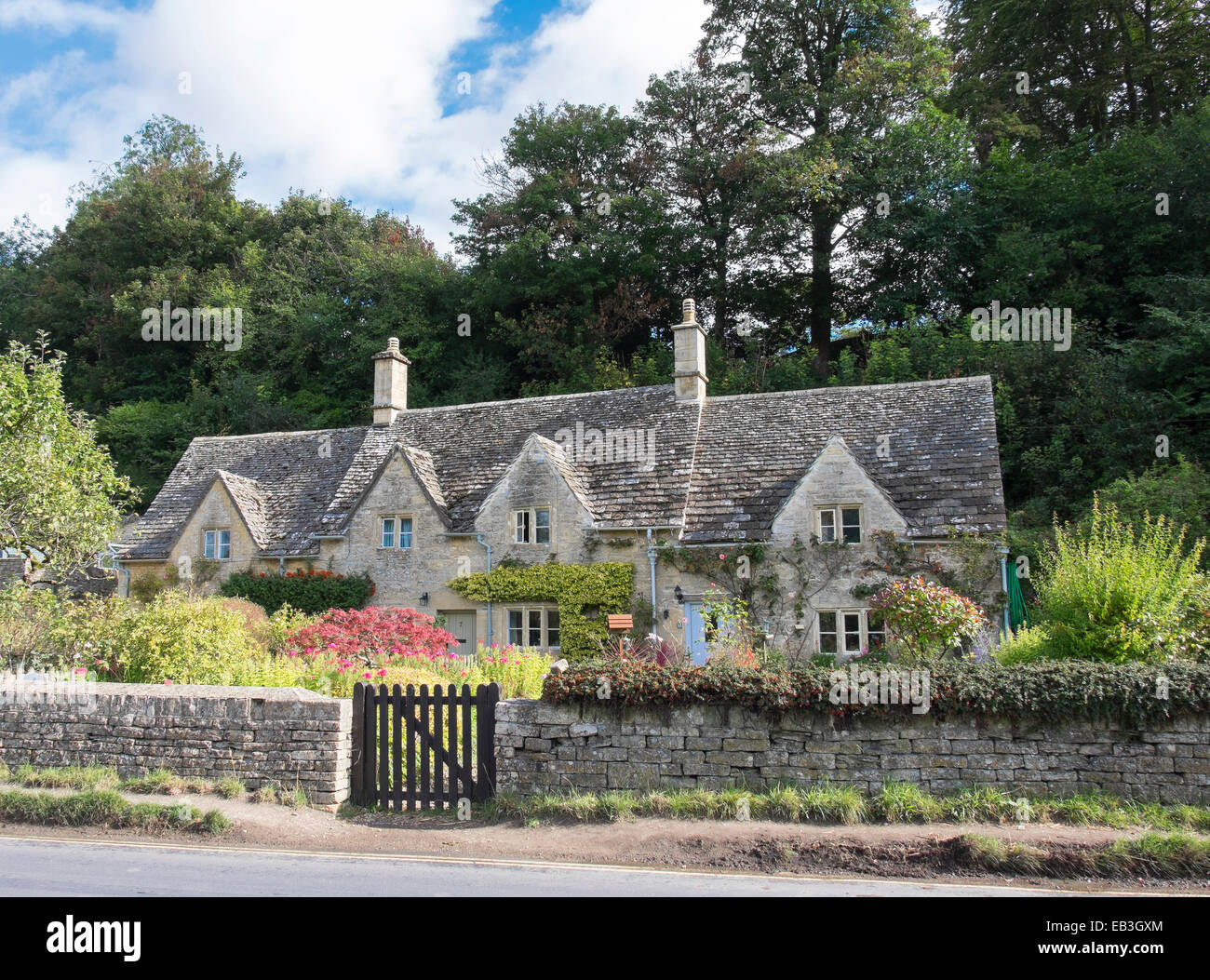Cottages on B4425 road through Bibury Gloucestershire England Stock ...