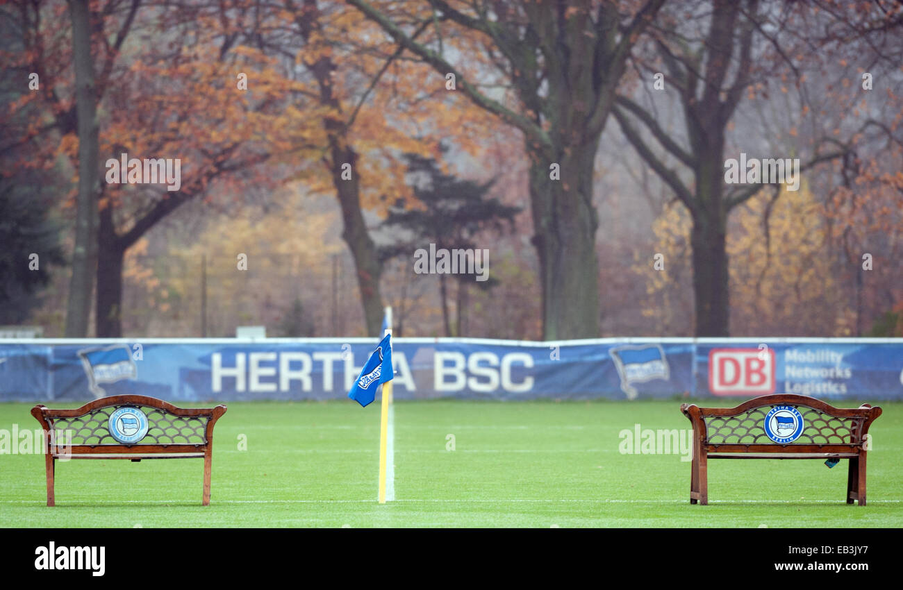 Team benches hi-res stock photography and images - Alamy