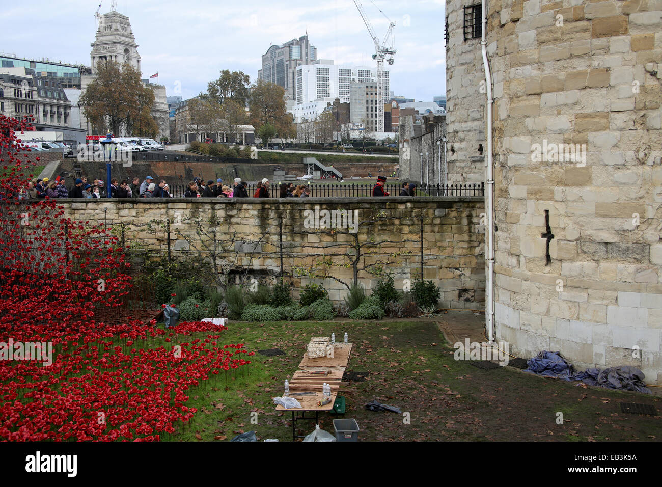 The Wave, poppy display at the Tower of London Stock Photo - Alamy