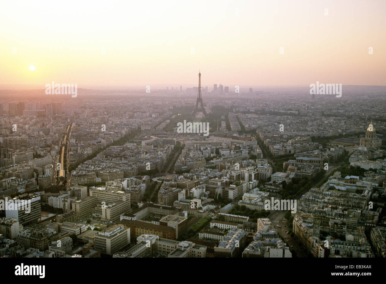 Aerial view of Paris at sunset with Eiffel Tower Stock Photo - Alamy