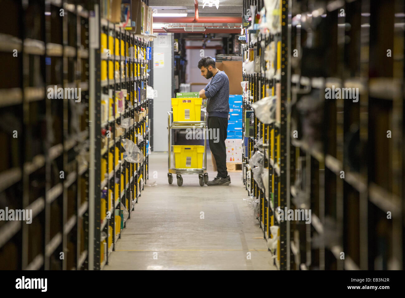 Staff at the amazon fulfilment centre hi-res stock photography and ...