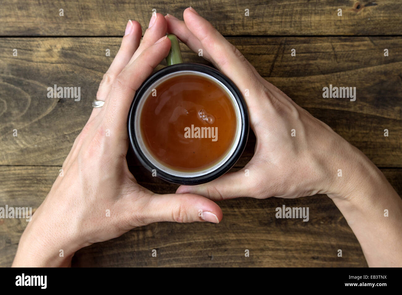 Hands holding mug hi-res stock photography and images - Alamy