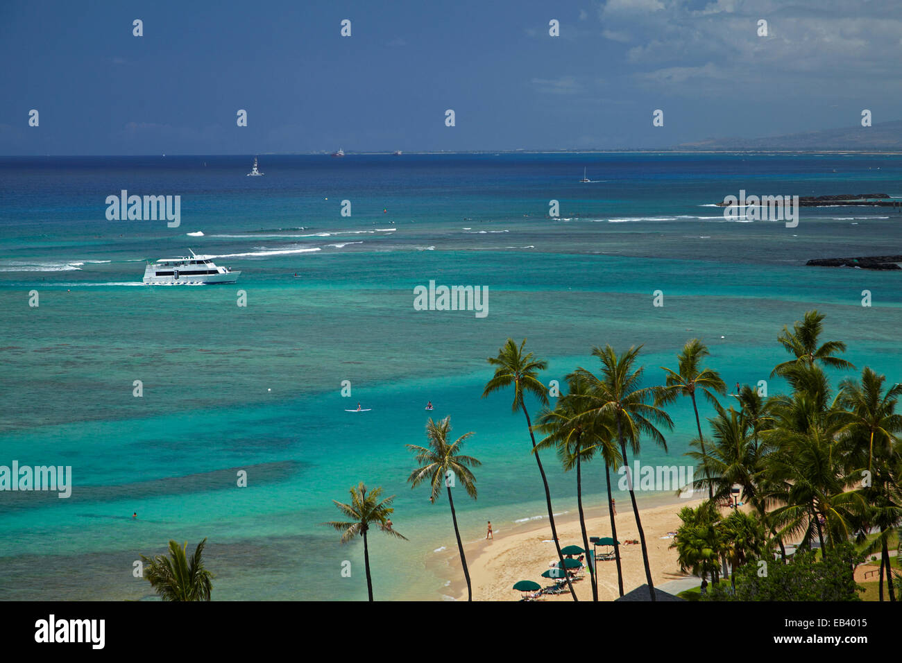 Fort DeRussy Beach and tourist boat, Waikiki, Honolulu, Oahu, Hawaii ...