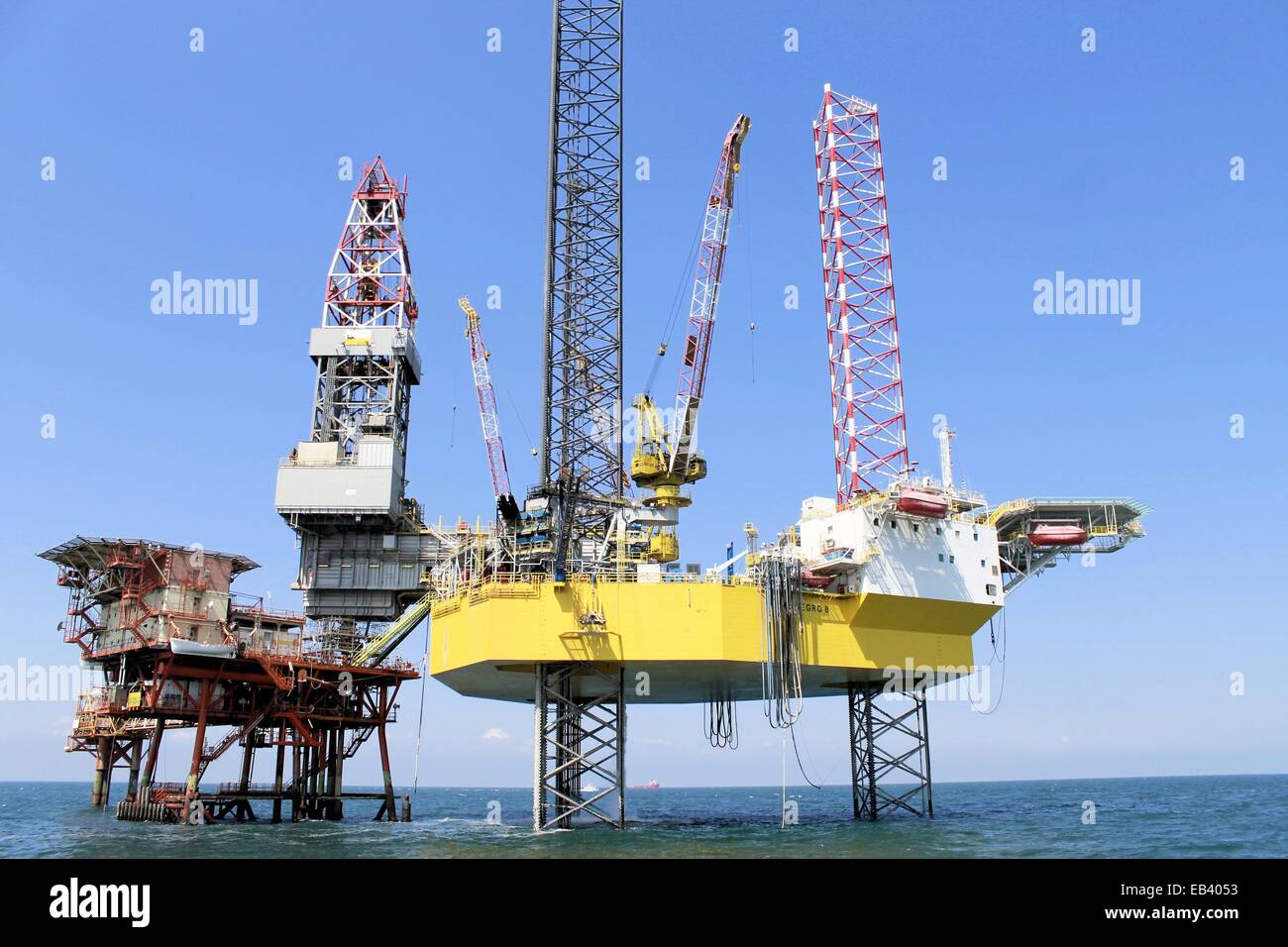 Oil platform italy hi-res stock photography and images - Alamy