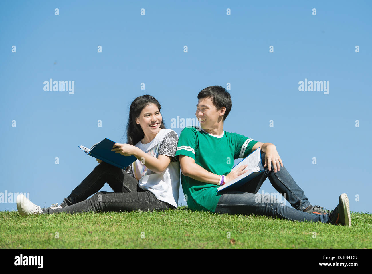 Happy team of students hi-res stock photography and images - Alamy
