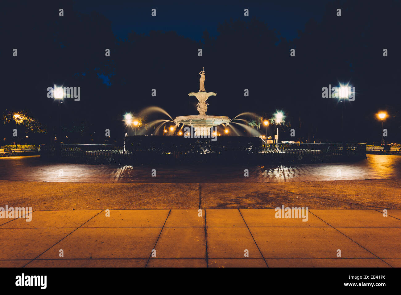 Night lights fountain hi-res stock photography and images - Alamy