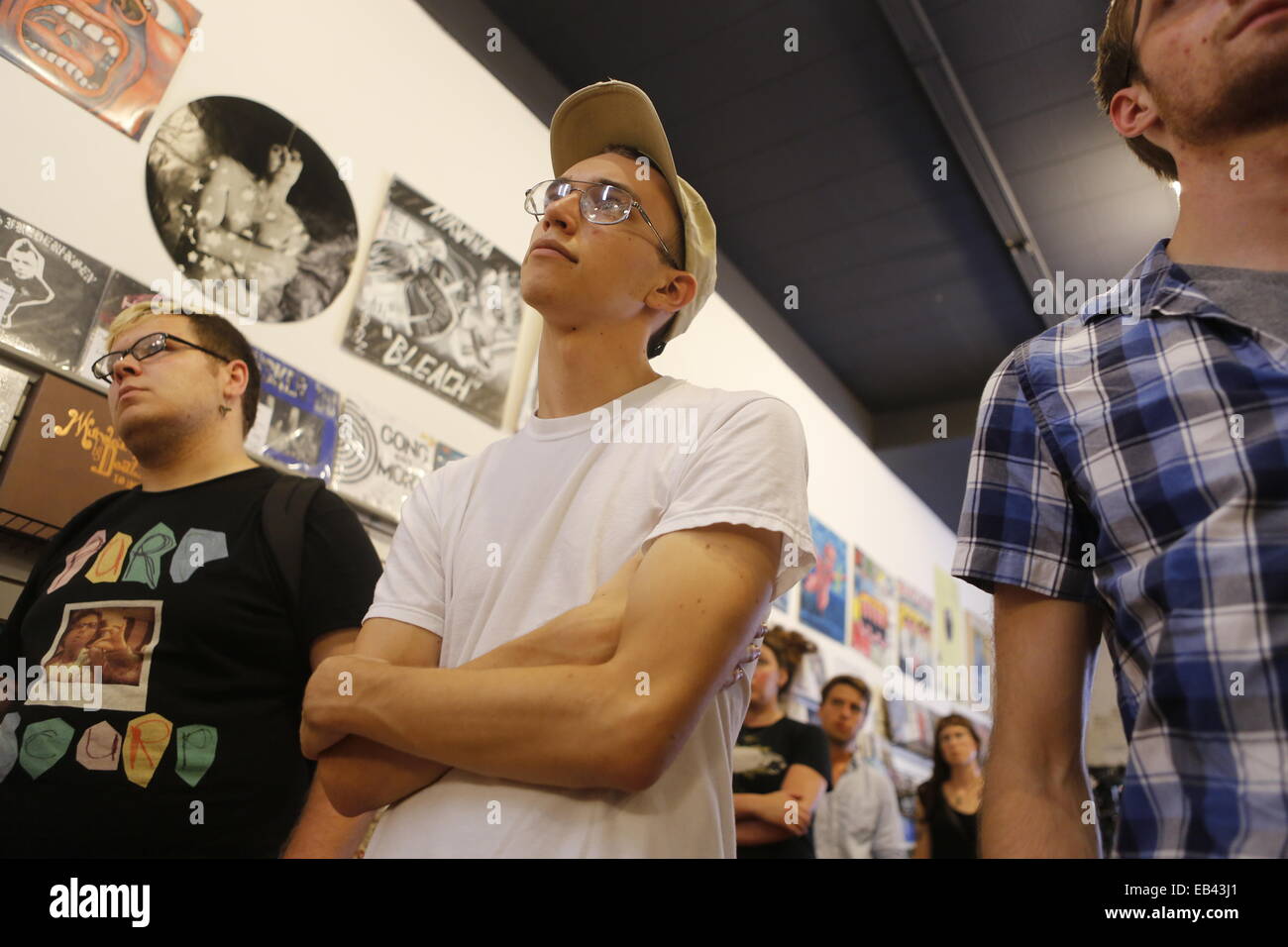 Audience watching singer hi-res stock photography and images - Alamy