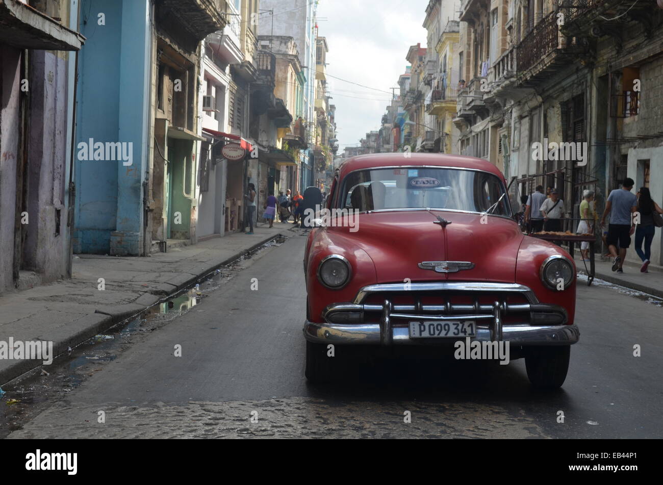 Classic 1950's American cars / automobiles on the streets of Havana ...