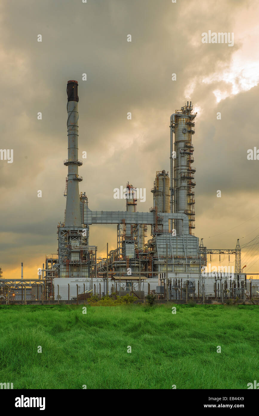 Oil pipe refinery hi-res stock photography and images - Alamy