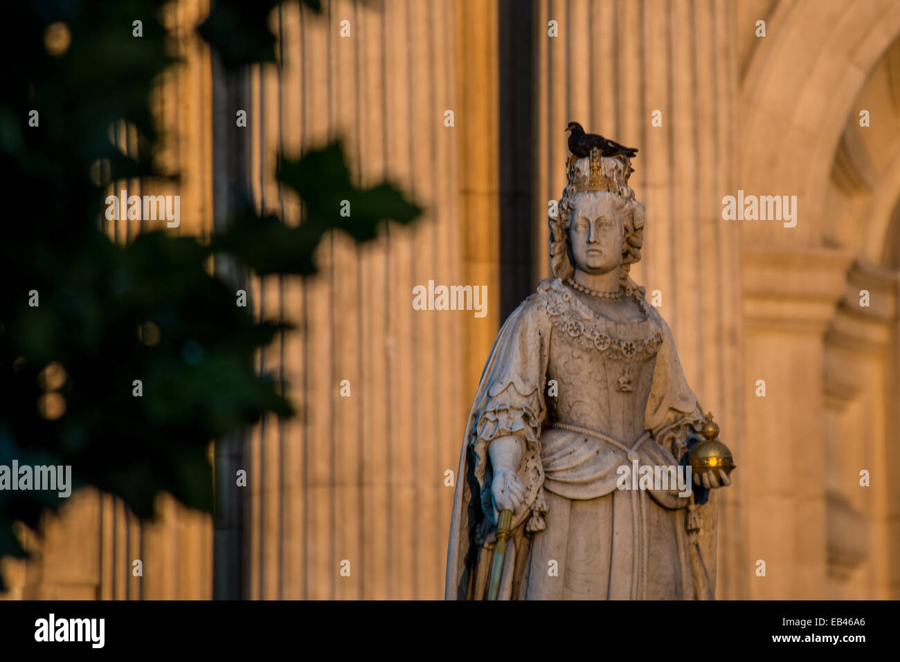 Statue of Queen Anne in front of St Paul's Cathedral, monarch at time ...