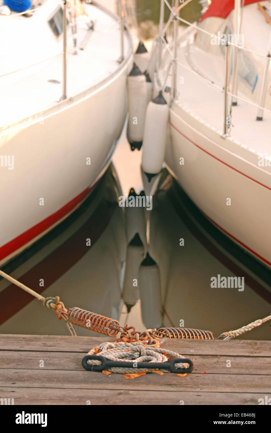 boat mooring spring with chain closeup Stock Photo - Alamy