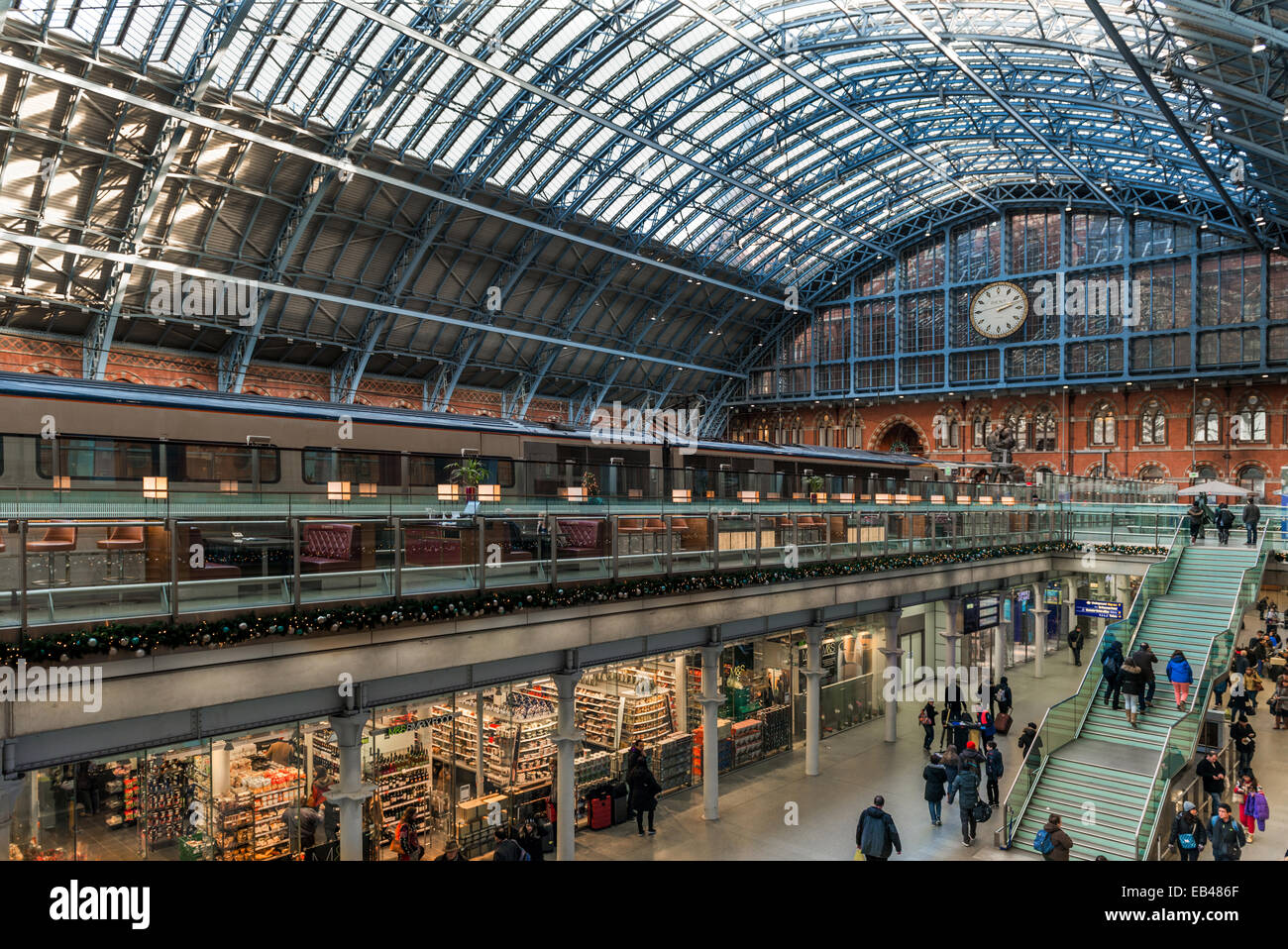 Shopping at st pancras hi-res stock photography and images - Alamy