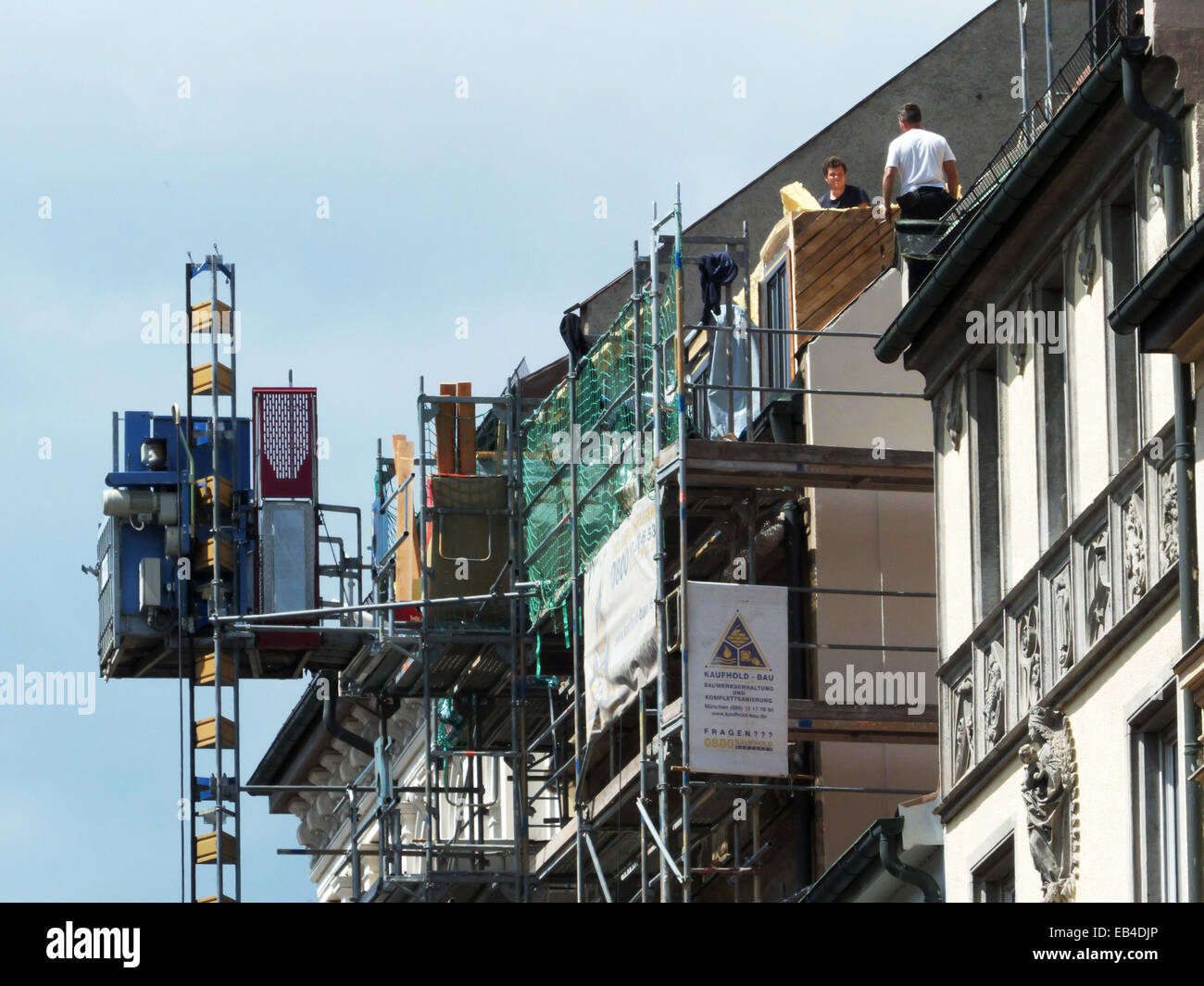 Construction site Lift transporting material up to rooftop Stock Photo ...