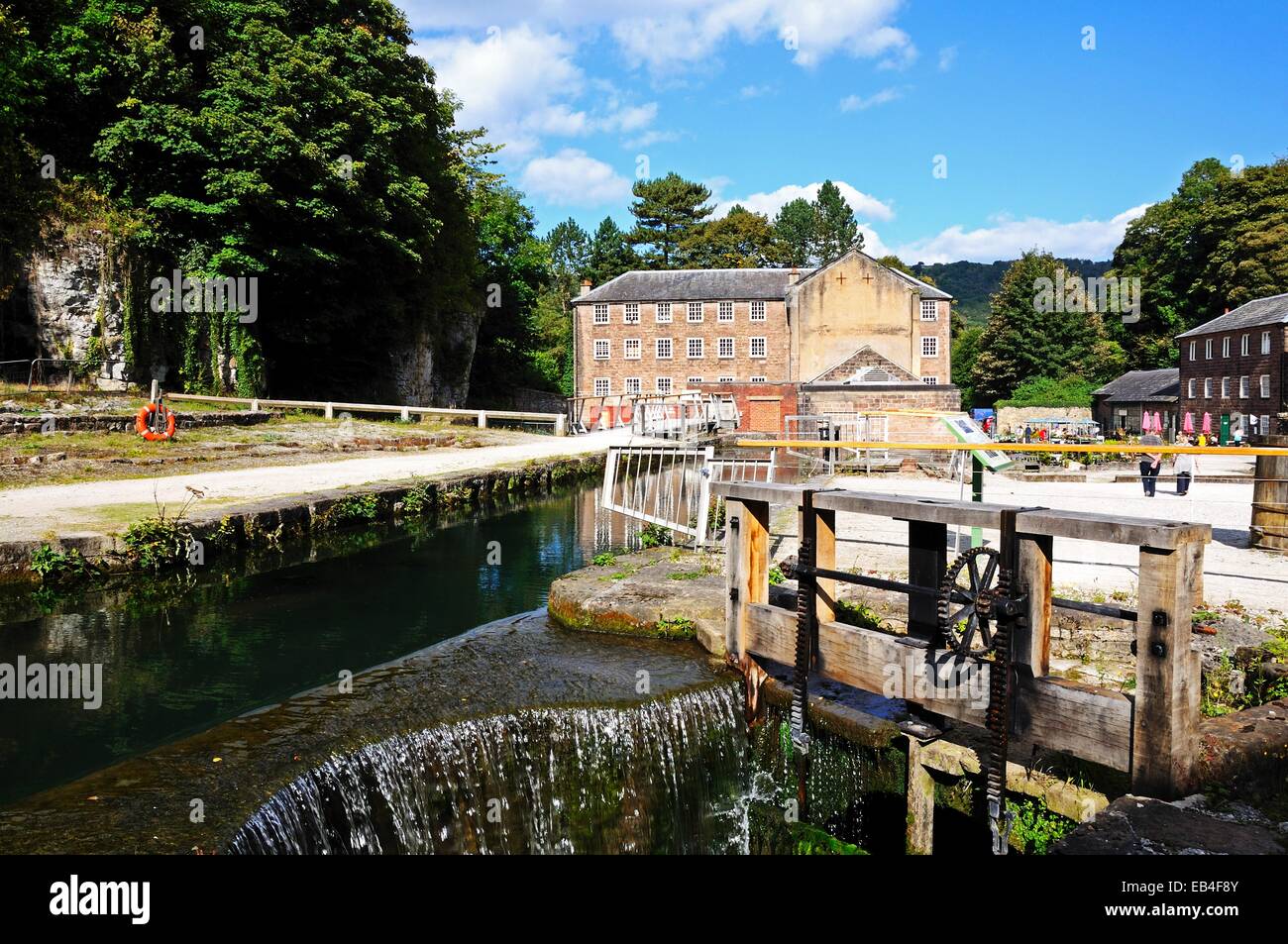 Cromford Mill (water powered cotton spinning mill) with a sluice ...