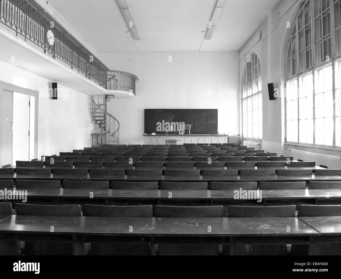 Empty chair classroom hi-res stock photography and images - Alamy
