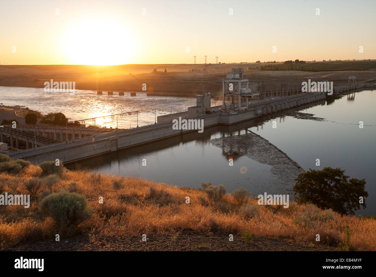 Harbor setting hi-res stock photography and images - Alamy