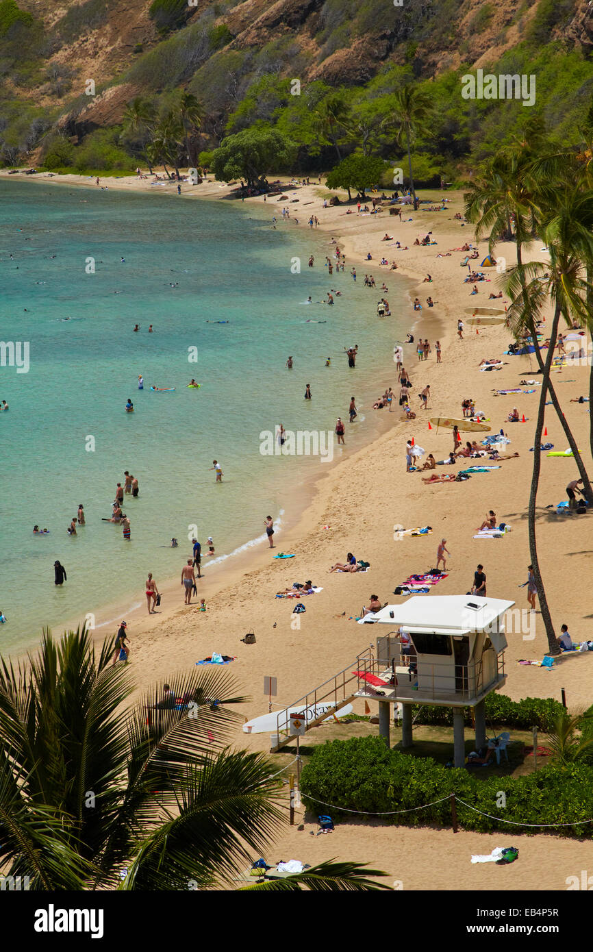 Beach at Hanauma Bay Nature Preserve (in old volcanic crater), Oahu ...