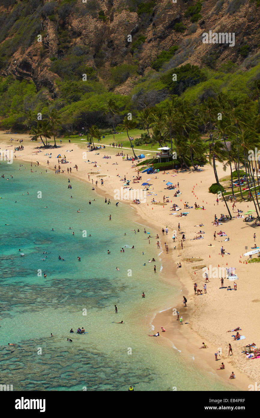 Beach at Hanauma Bay Nature Preserve (in old volcanic crater), Oahu ...
