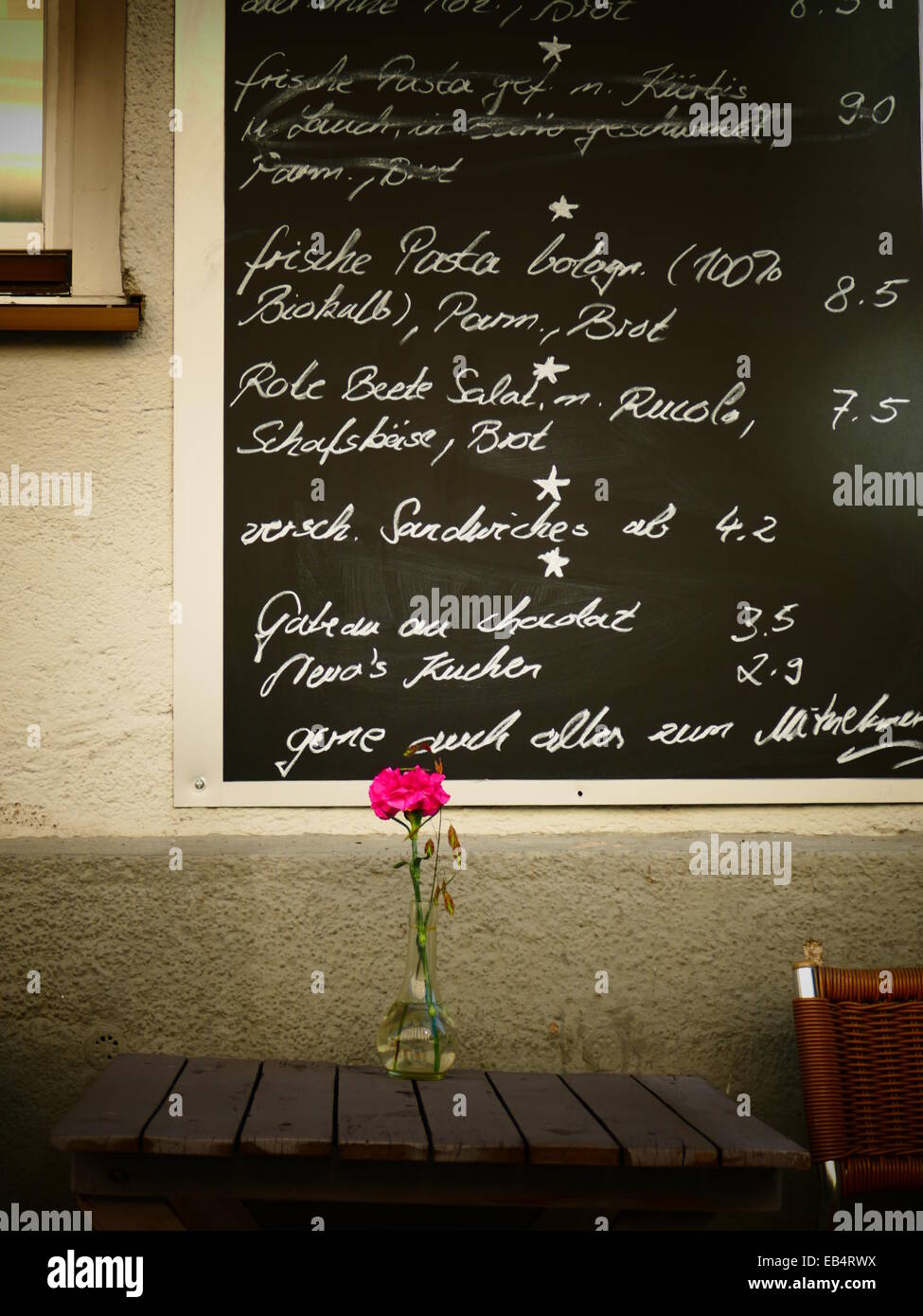 Red Rose decorated restaurant table Stock Photo - Alamy