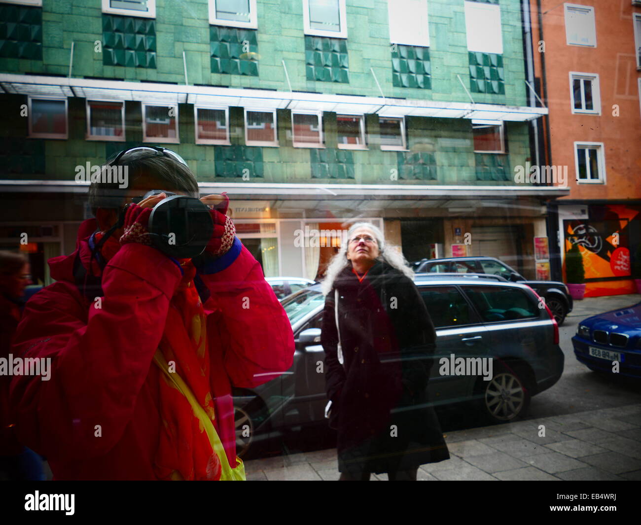 Photographer shooting against mirror Stock Photo - Alamy