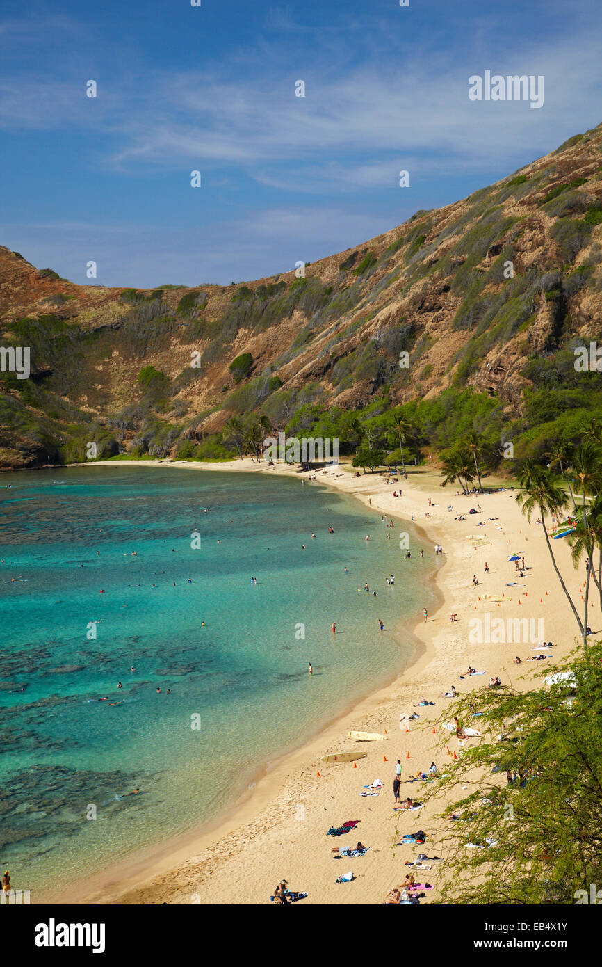 Beach at Hanauma Bay Nature Preserve (in old volcanic crater), Oahu ...