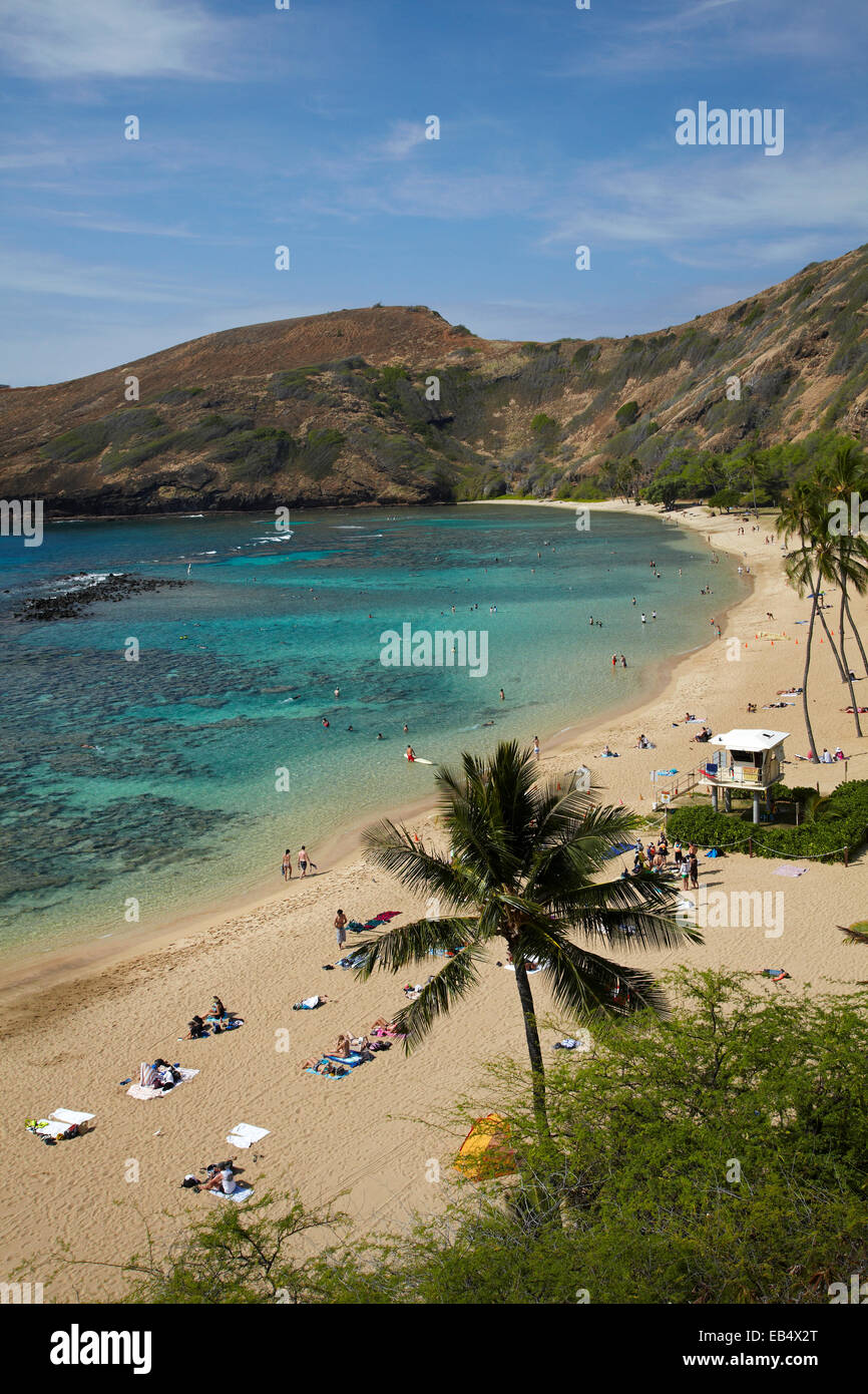 Beach at Hanauma Bay Nature Preserve (in old volcanic crater), Oahu ...